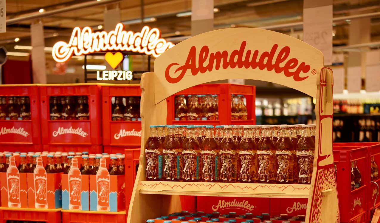Almdudler setzt auf Holz - display Magazin